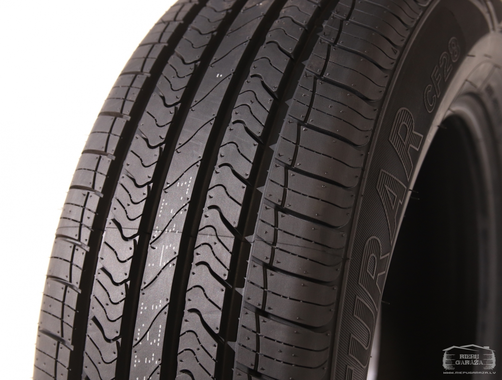 Летние шины 235/65 R17 Gremax Capturar CF28