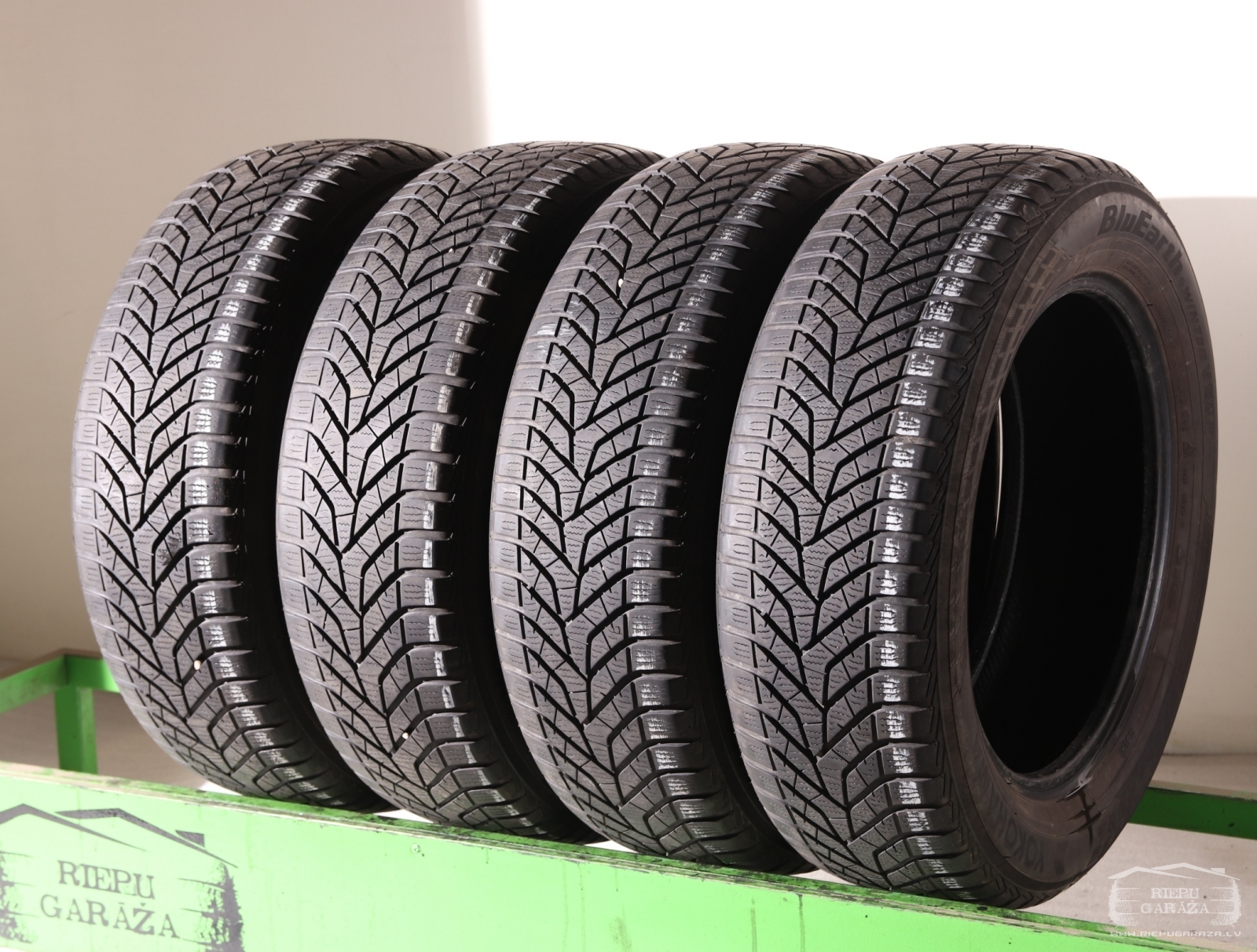 Ziemas riepas 215/60 R17 Yokohama BluEarth V905