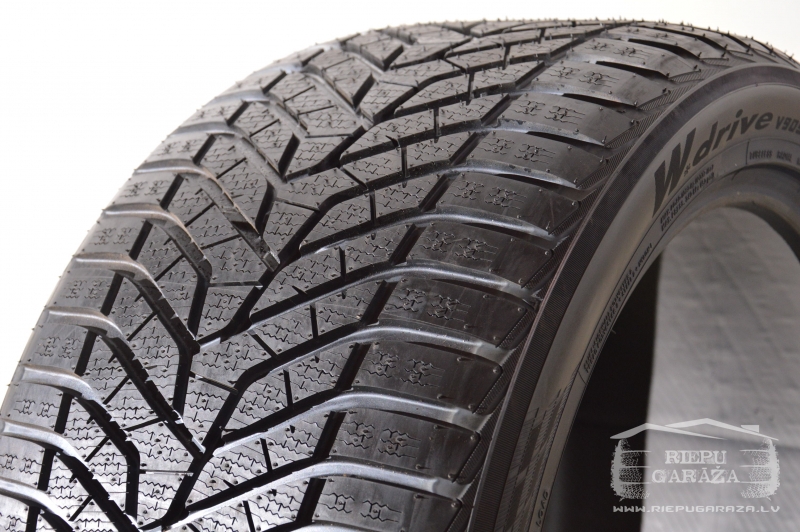 Ziemas riepas 225/40 R18 Yokohama BluEarth V905